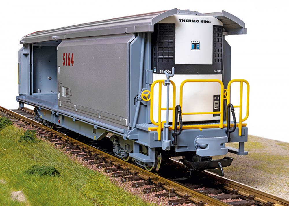 CLUB WAGON 2021 Sliding Wall Wagon RhB | Garden Railway Specialists Tel ...