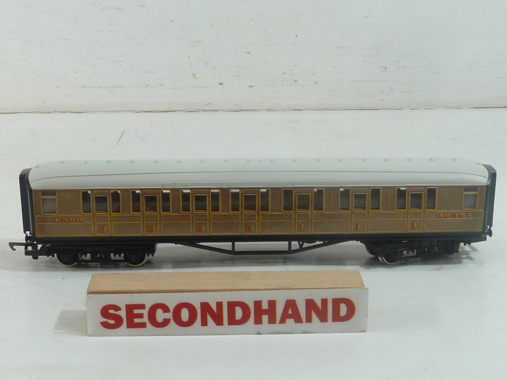 Hornby LNER Teak Composite Coach | Garden Railway Specialists Tel:01844 ...