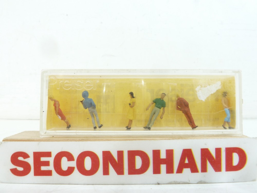 Preiser HO Standing Passengers Figures. | Garden Railway Specialists ...